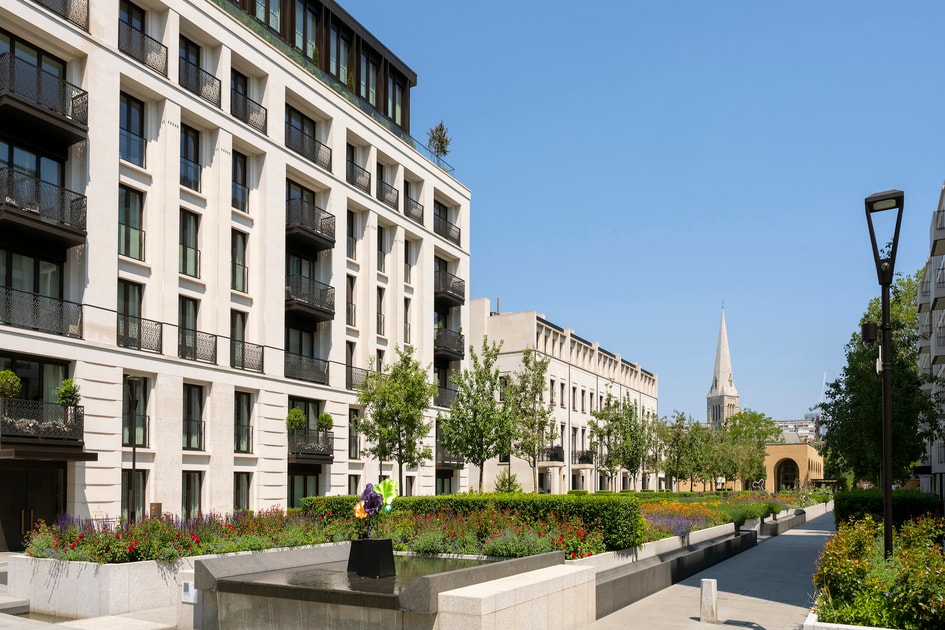Flat for Sale in Mulberry Square: Lateral living in an exceptional ...
