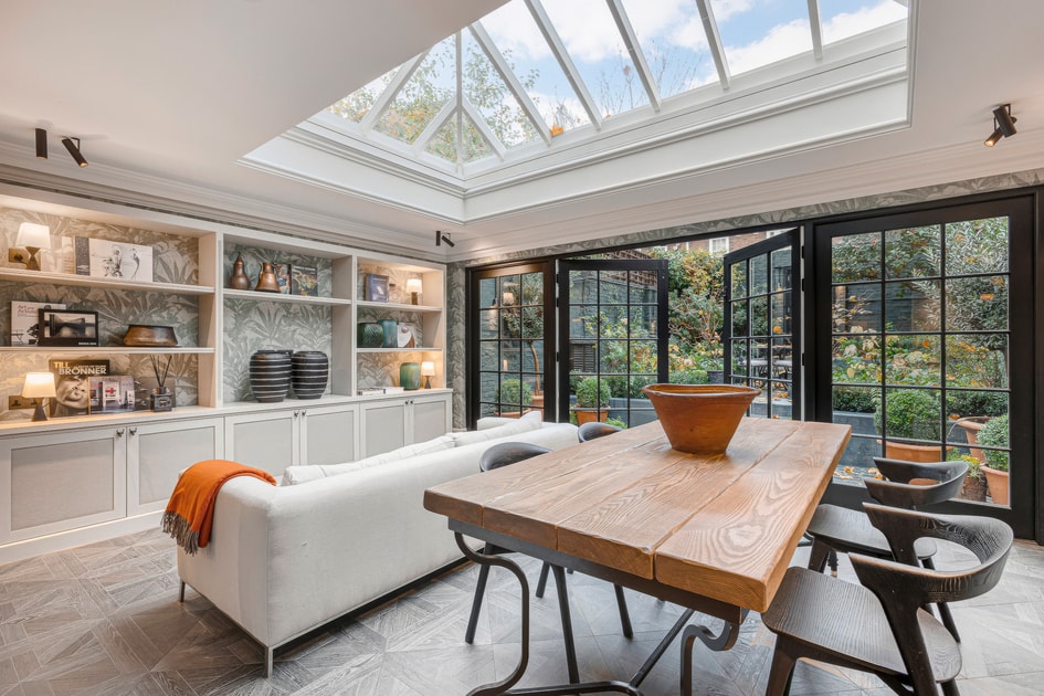 Flat for Sale in Cadogan Place: Exquisite three-bedroom apartment in ...