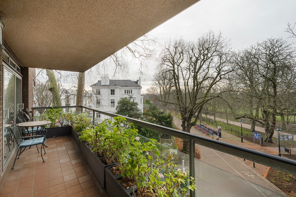 Flat for Sale in Plane Tree House: A Bright and Modern Flat in an ...